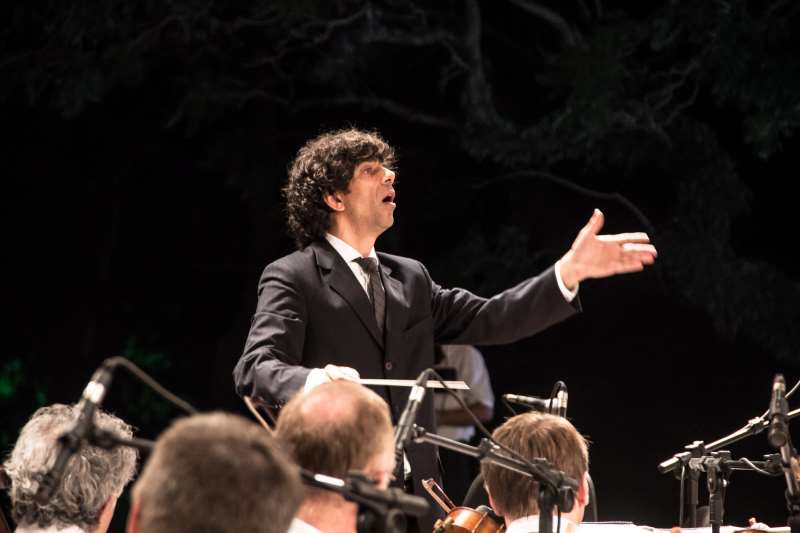 Tiago Flores: maestro que rege do erudito ao popular